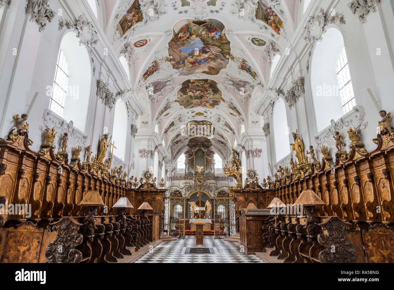 Die stiftskirche von Stift Stams, einem barocken Zisterzienserkloster ...