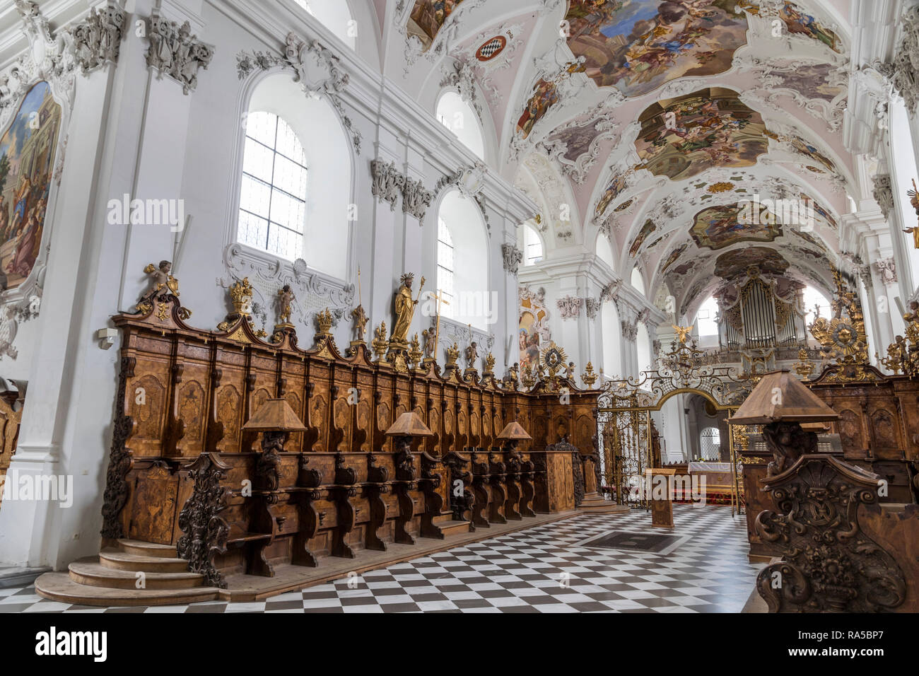 Die stiftskirche von Stift Stams, einem barocken Zisterzienserkloster ...