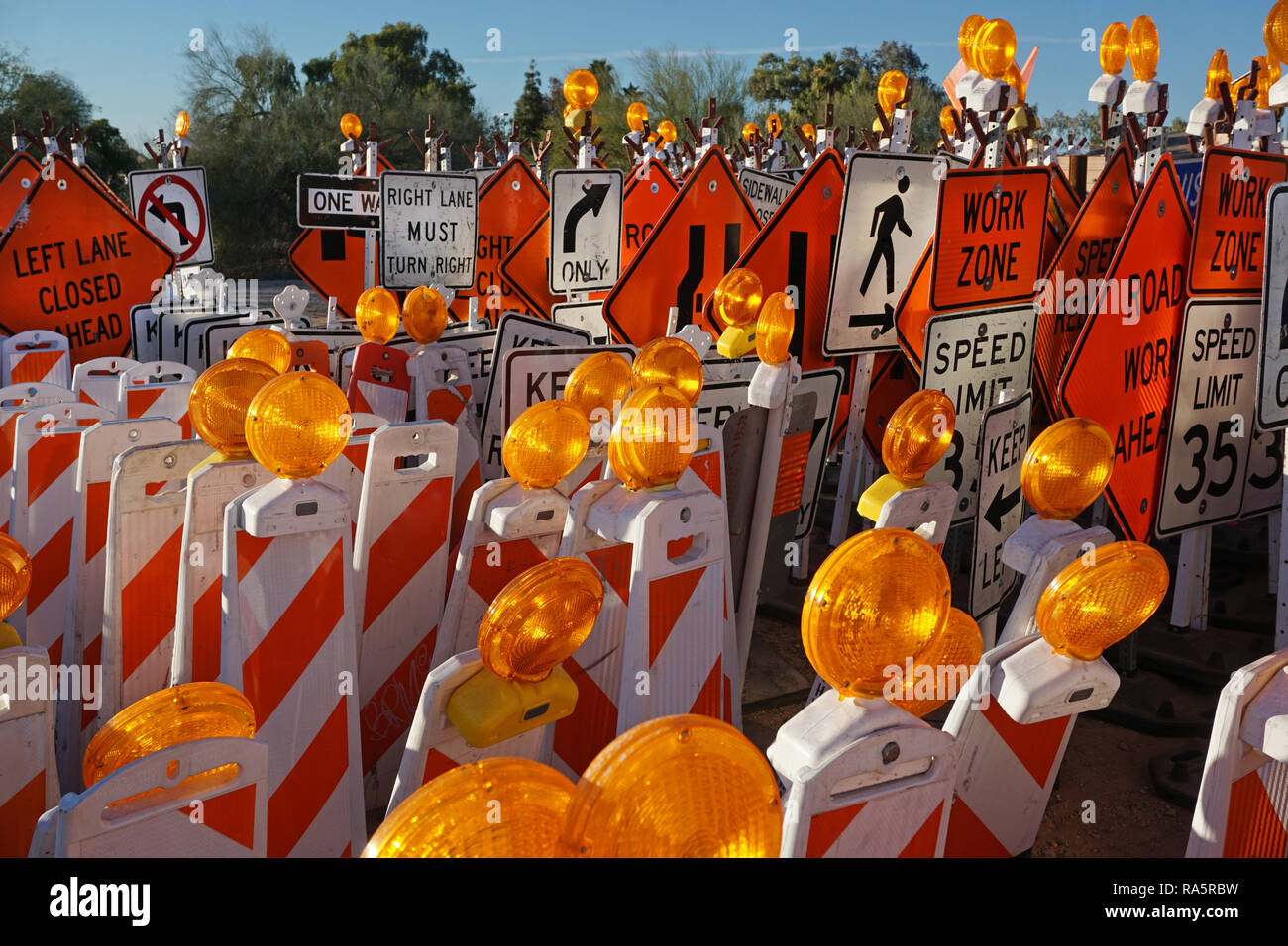 Orange road signs -Fotos und -Bildmaterial in hoher Auflösung – Alamy
