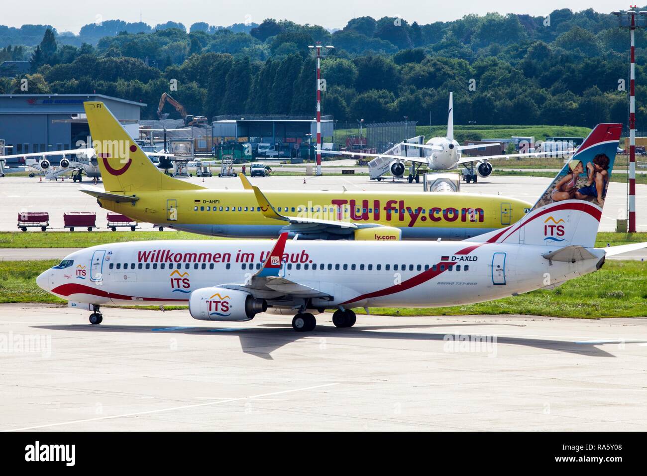 Eine XL Airways ITS Reisen Boeing 737 und eine Boeing 737 der Tuifly ...
