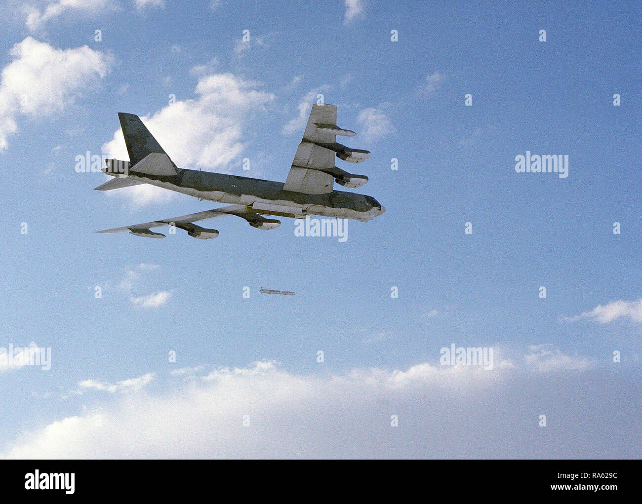 Agm 109 tomahawk rakete im flug -Fotos und -Bildmaterial in hoher ...