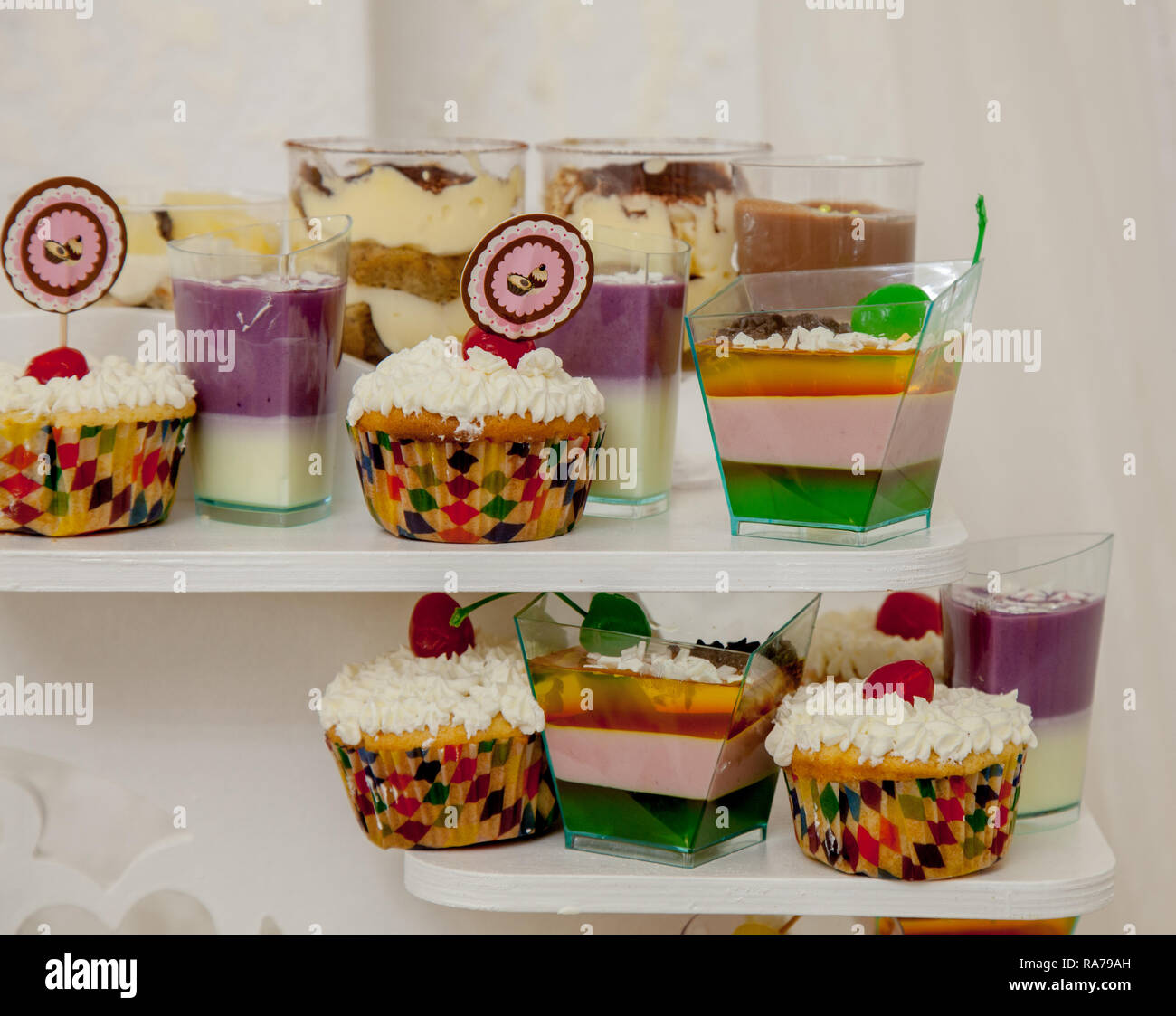 Verschiedene Obst Desserts mit Obst im Glas auf dem Tisch. Restaurant ...