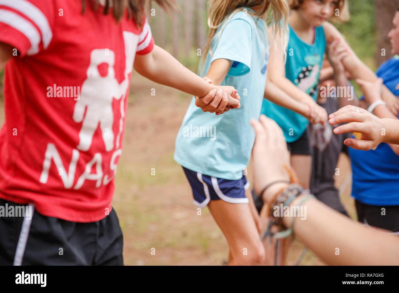 Kinder halten hände -Fotos und -Bildmaterial in hoher Auflösung – Alamy