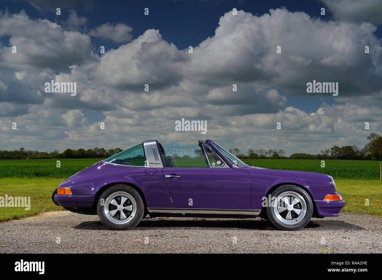 Lila porsche -Fotos und -Bildmaterial in hoher Auflösung – Alamy