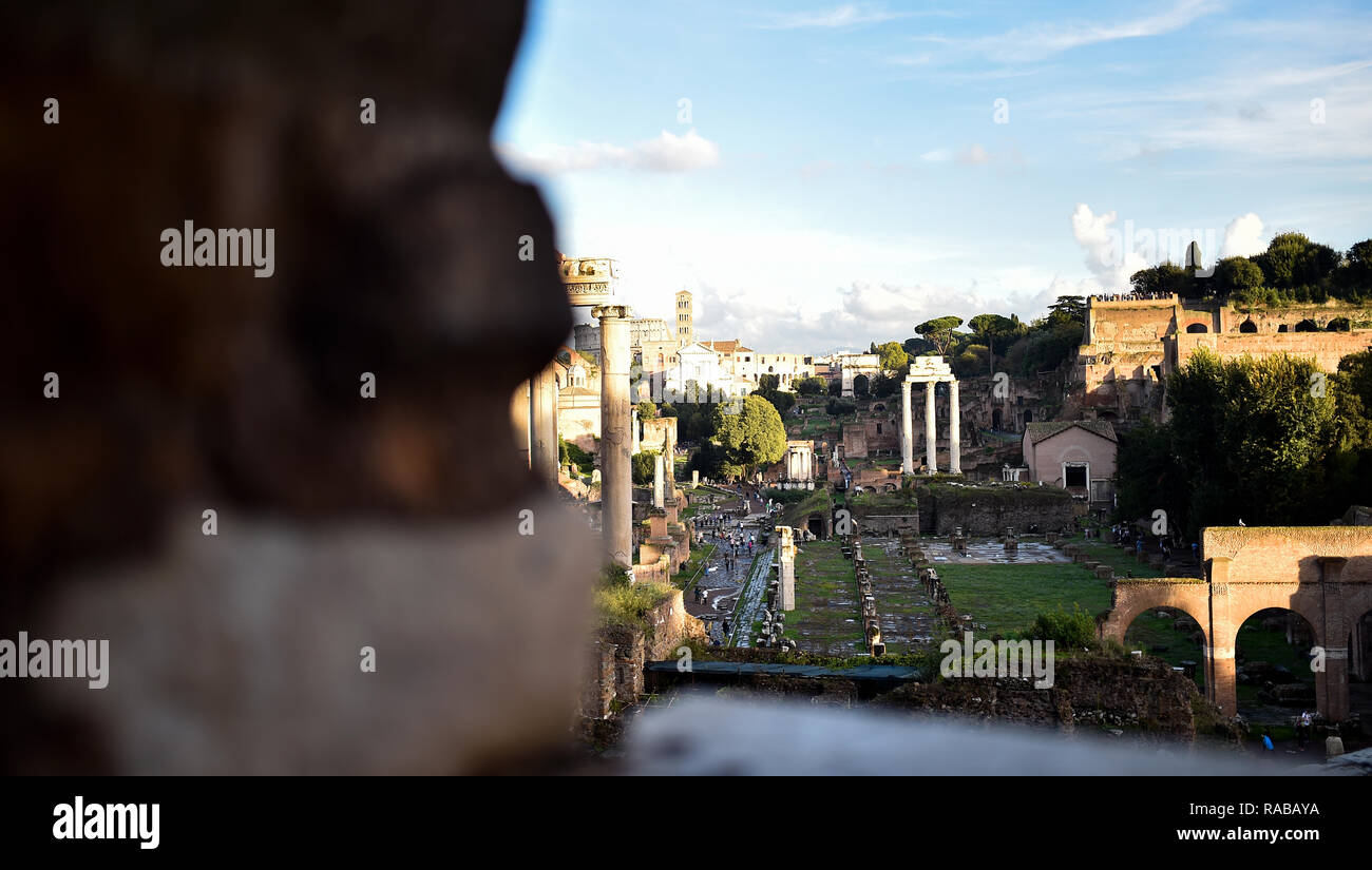 Antike Ruinen des Forum Romanum. Ruinen von Septimius Severus Bogen und ...