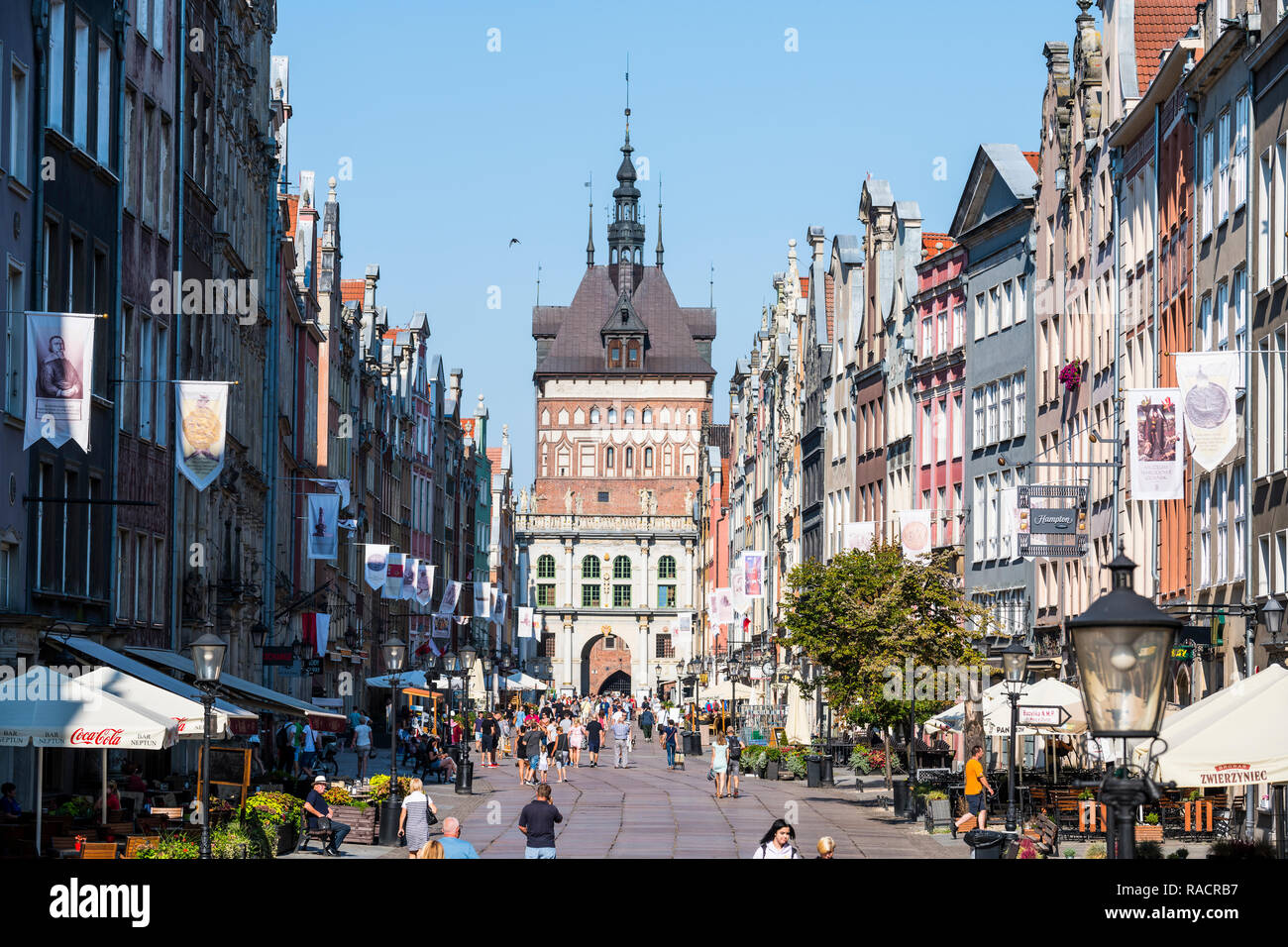 Hanse Häuser in der Fußgängerzone mit dem Haupttor von Danzig. Polen ...