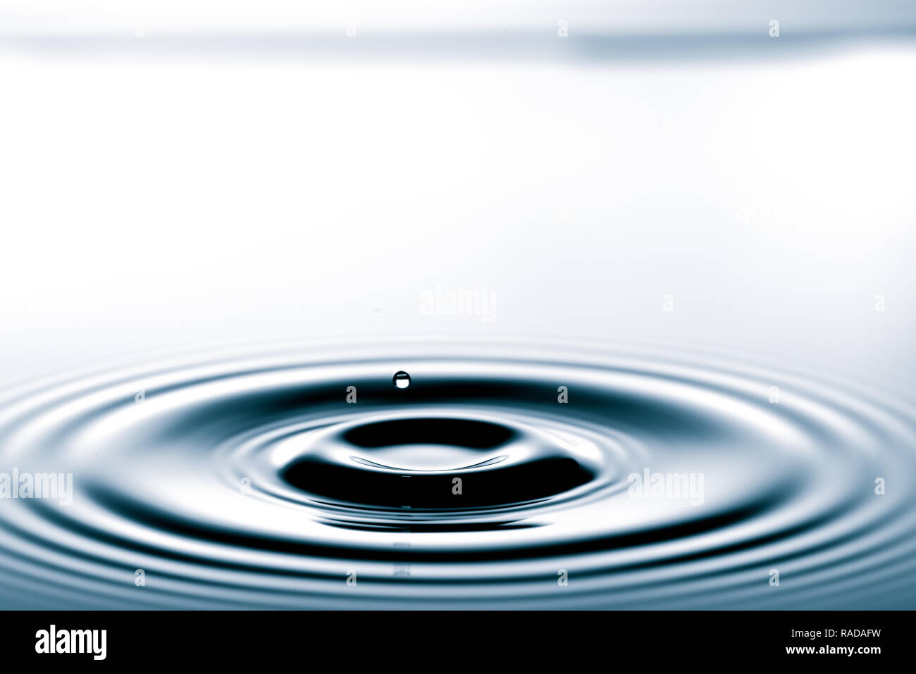 Fallender tropfen -Fotos und -Bildmaterial in hoher Auflösung – Alamy