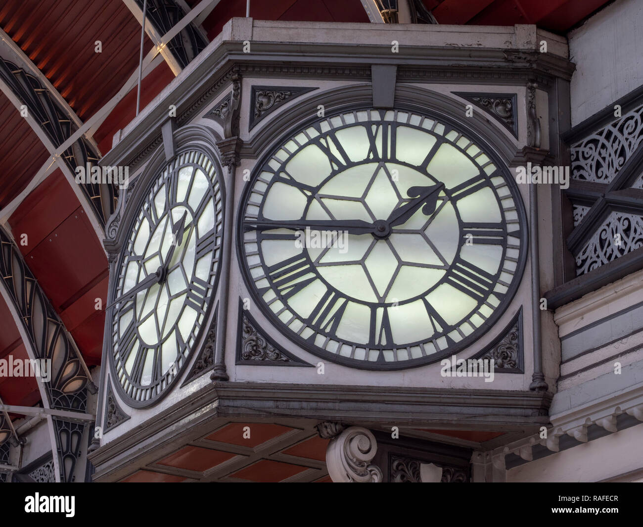 Station clock im Hauptbahnhof am Paddington Bahnhof, Paddington, London ...