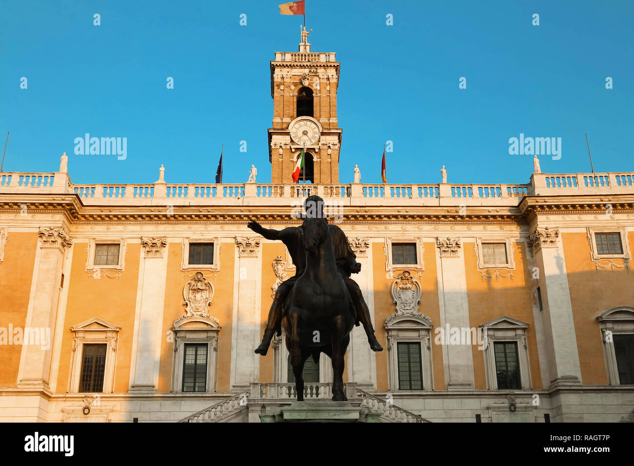Rathaus von Rom mit Uhrturm, Italien Stockfotografie - Alamy