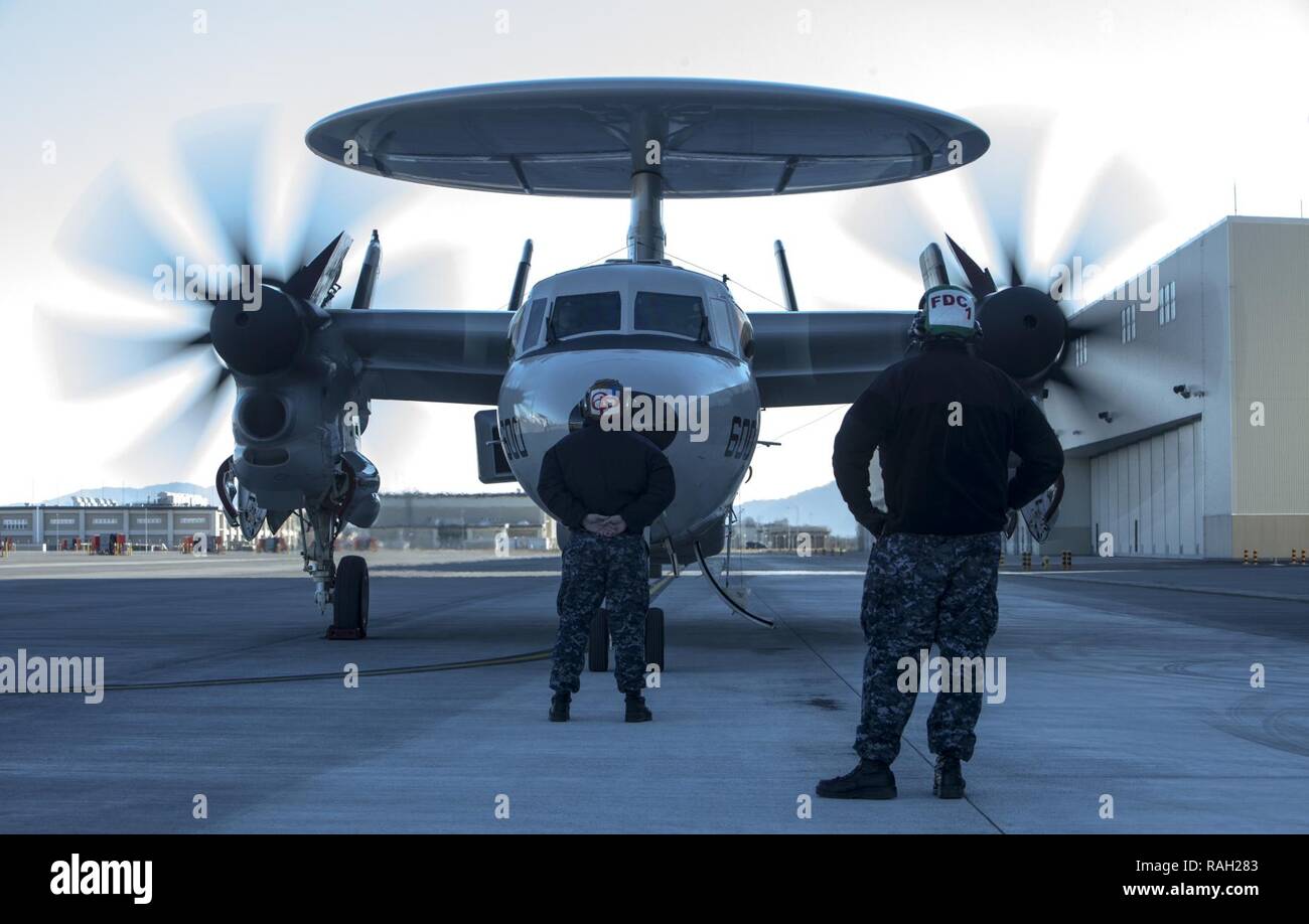Ein U.S. Navy E-2D Advanced Hawkeye mit Träger Airborne Early Warning ...