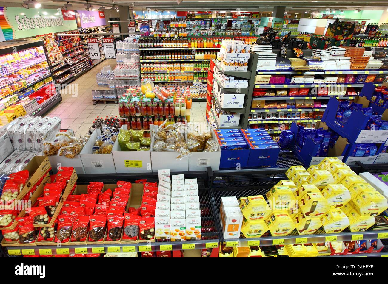 Sweets supermarket shelves -Fotos und -Bildmaterial in hoher Auflösung ...