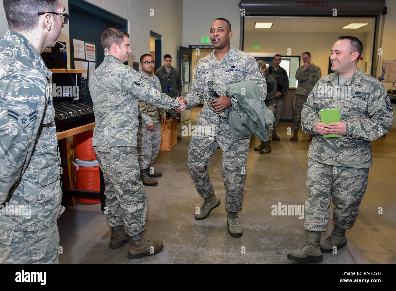 Us air force chief master sgt anthony johnson -Fotos und -Bildmaterial ...