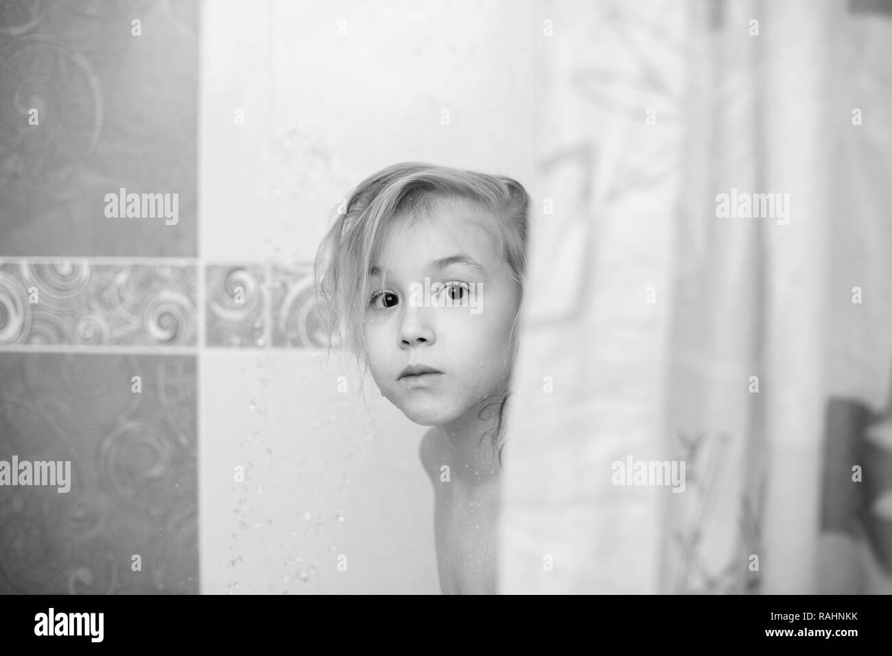 Mädchen in der dusche Schwarzweiß-Stockfotos und -bilder - Alamy