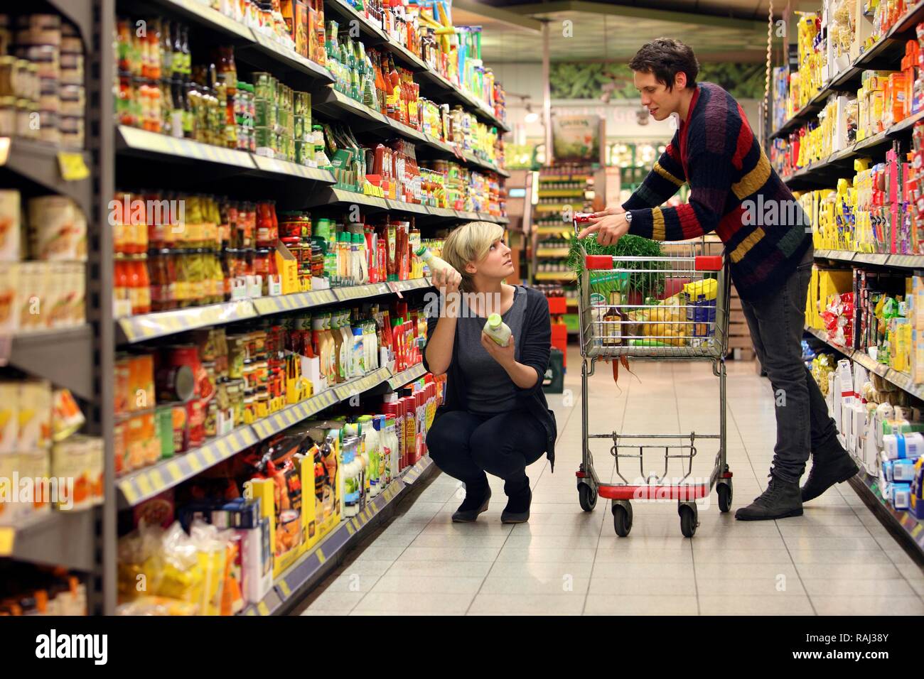 Supermarket shelves -Fotos und -Bildmaterial in hoher Auflösung – Alamy