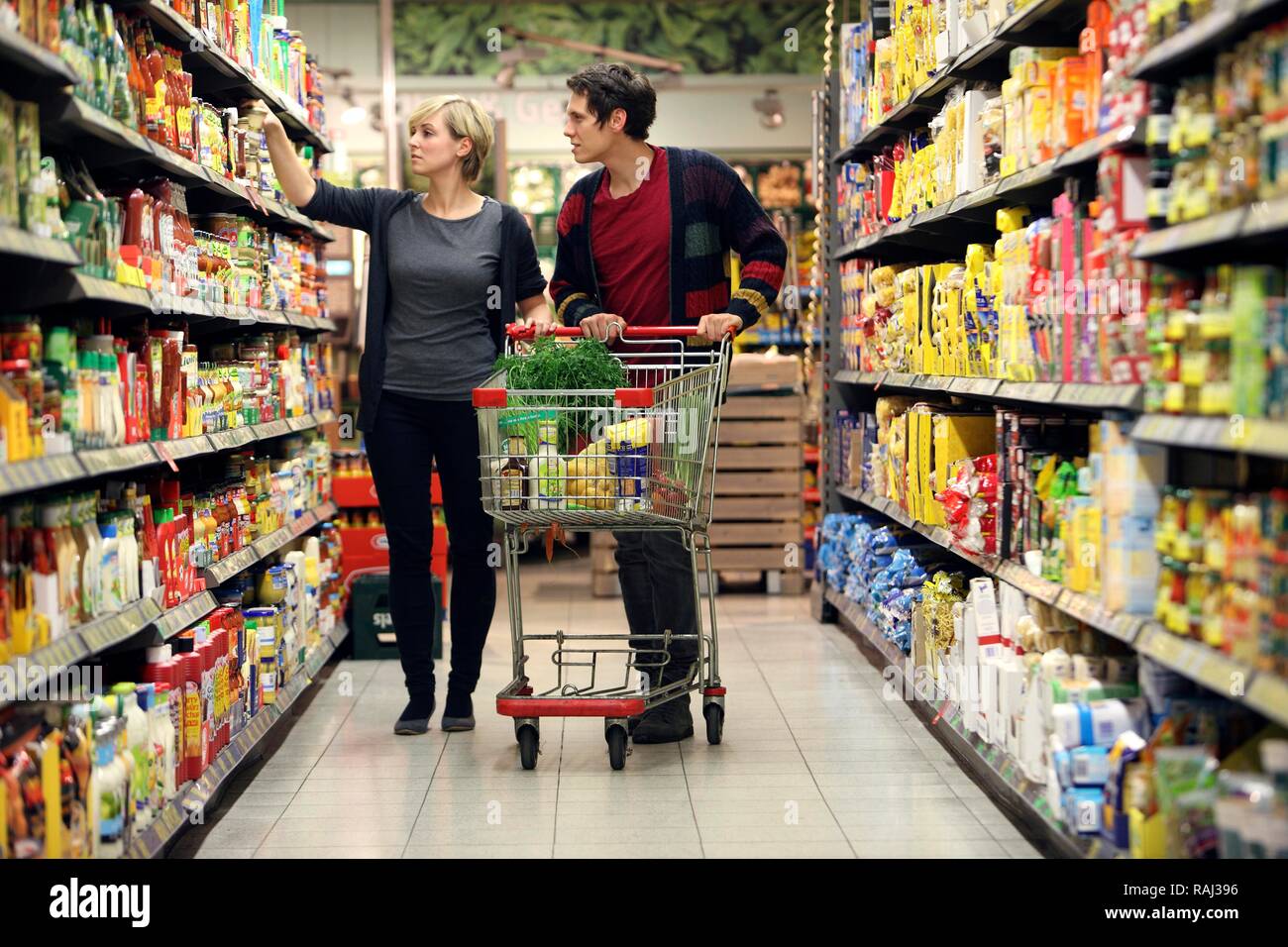 Supermarkt shelves -Fotos und -Bildmaterial in hoher Auflösung – Alamy