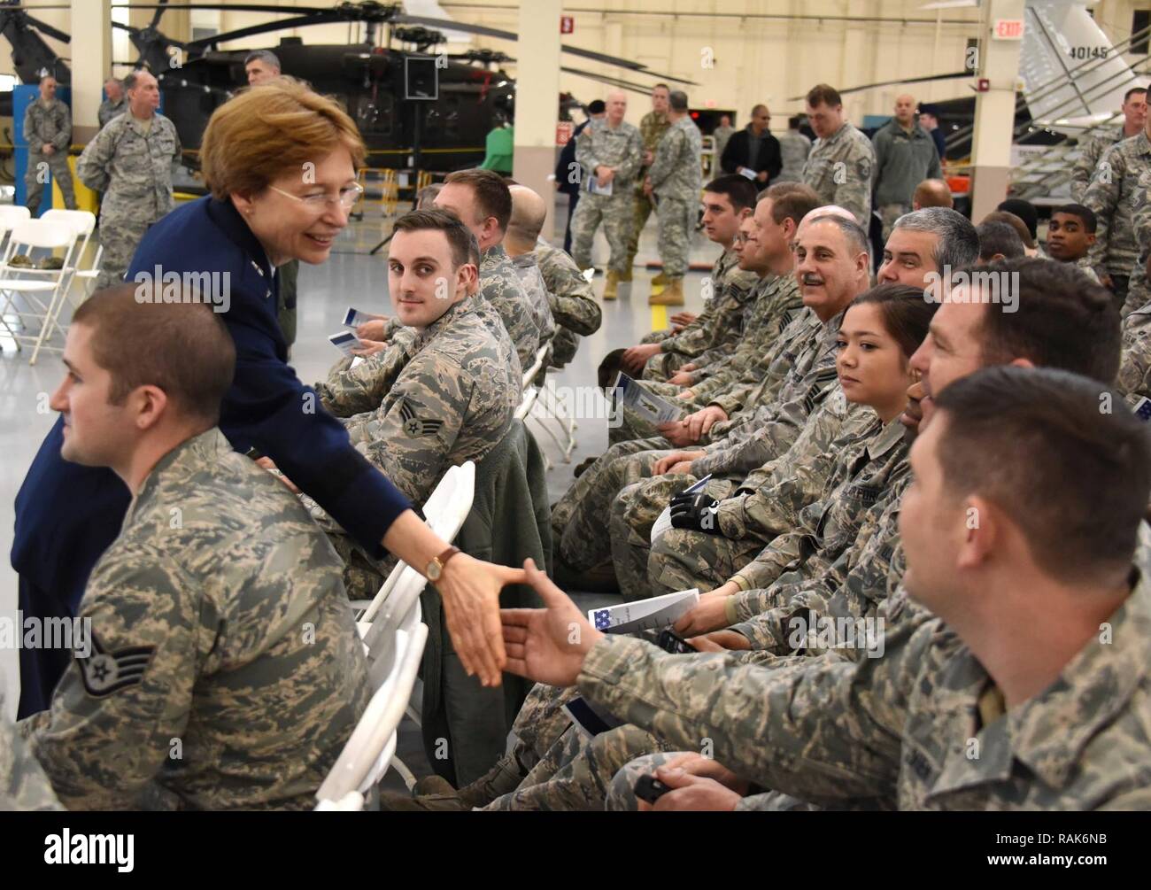 ARMY AVIATION SUPPORT FACILITY, Del-Brig. Gen. Carol A. Timmons grüßt ...