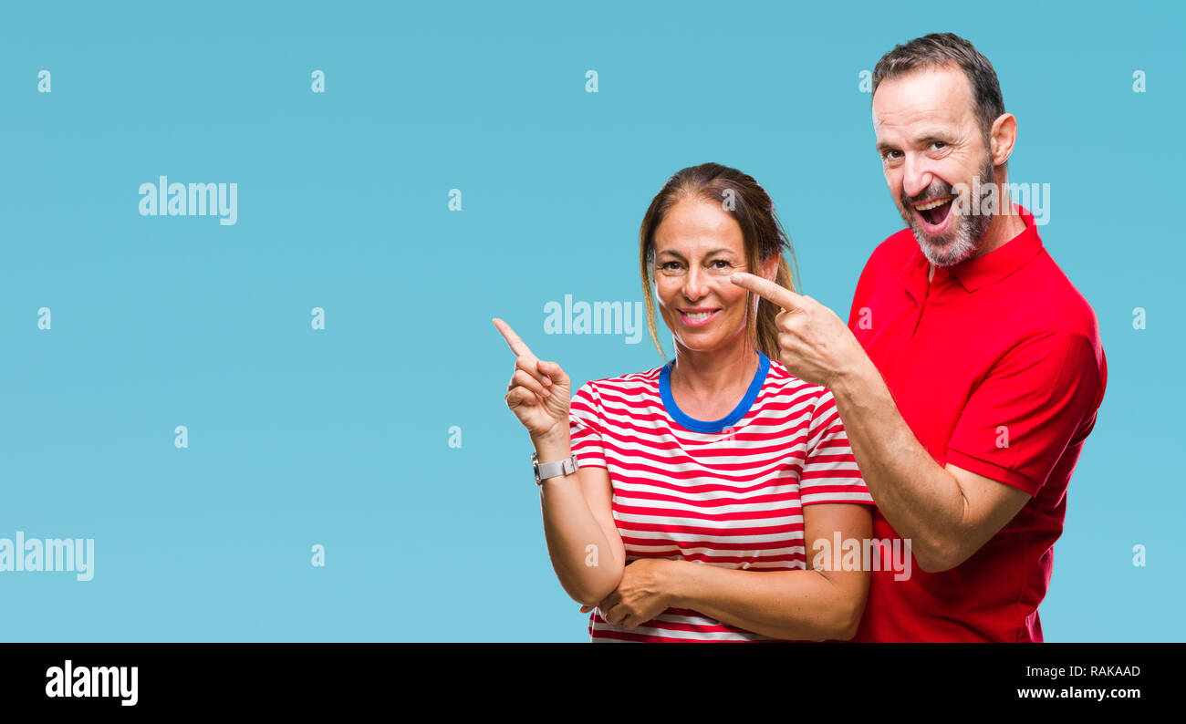 Mittleres Alter spanischer Paar in Liebe über isolierte Hintergrund mit ...