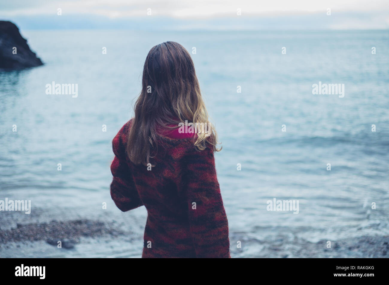 Junge frau steht am strand -Fotos und -Bildmaterial in hoher Auflösung – Alamy