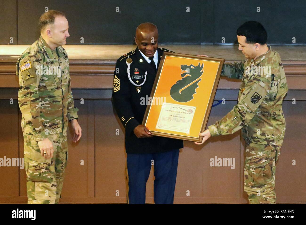 Us-Armee Oberst Rob Parker (links), Kommandant der 5. Signal (Theater ...