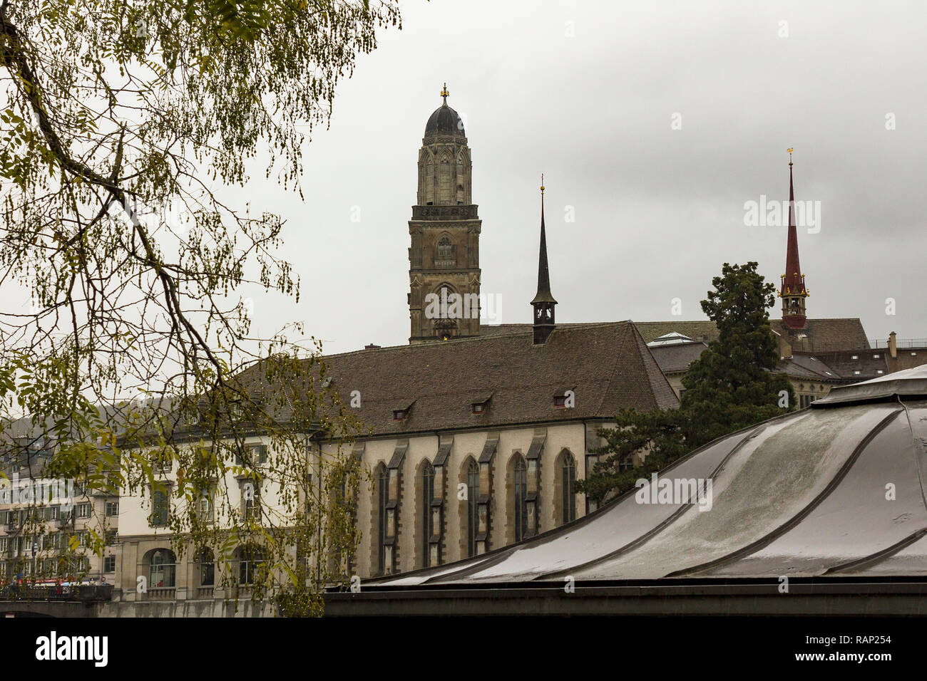 Zürich, Schweiz - Okt 130 Th, 2018: Blick auf Grossmünster und Zürich ...