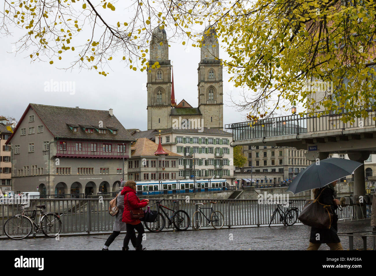 Zürich, Schweiz - Okt 130 Th, 2018: Blick auf Grossmünster und Zürich ...