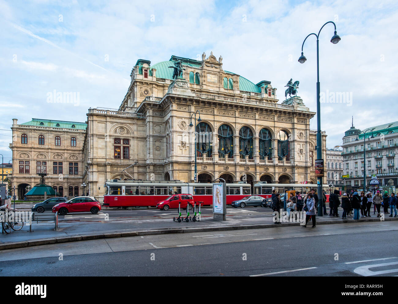 Opera house red tram vienna -Fotos und -Bildmaterial in hoher Auflösung ...
