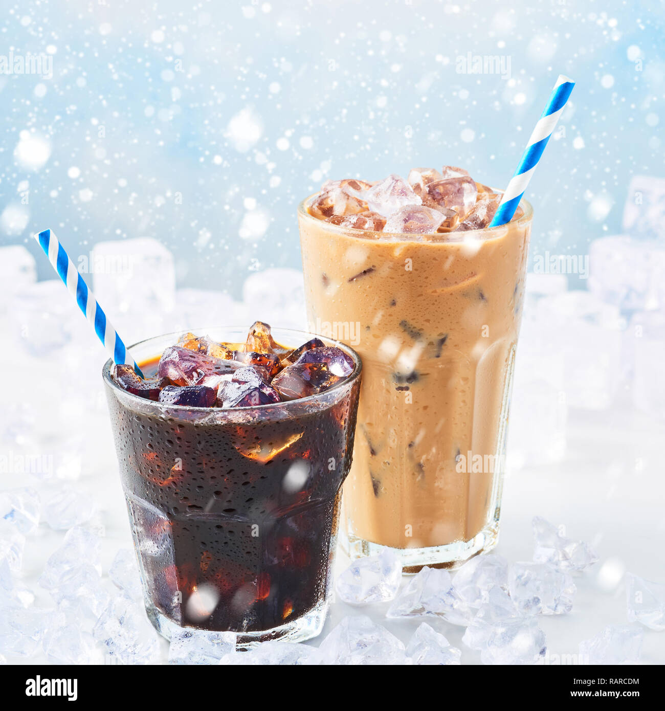 Winter trinke Eiskaffee in einem Glas Kaffee mit Sahne und Eis in ein ...