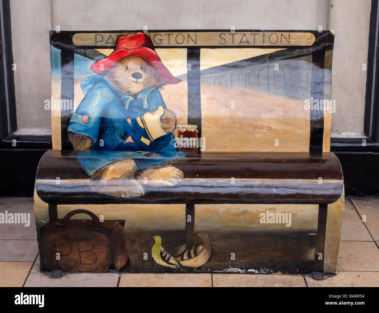 Paddington Bear Bench auf Gleis 1, Bahnhof Paddington, Paddington ...
