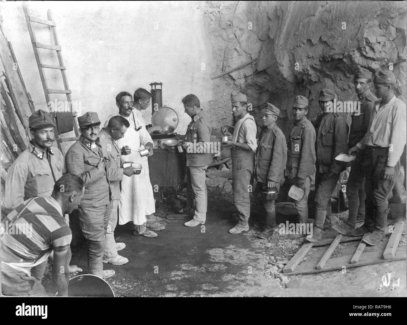 Ungarische soldaten in felduniform -Fotos und -Bildmaterial in hoher Auflösung – Alamy