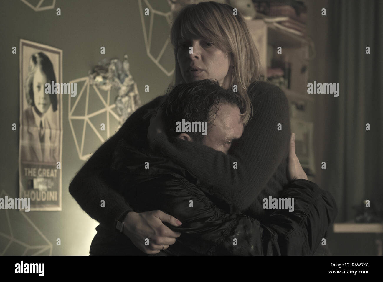 Jordis Triebel, Oliver Masucci, 'Dark' Saison 1 (2017) Quelle: Netflix / Die Hollywood Archiv ...