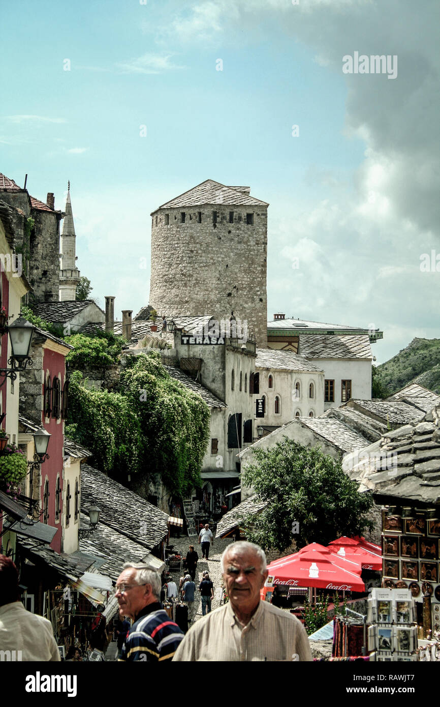 MOSTAR, Bosnien - Juni 6, 2008: Hauptstraße der Stadt Mostar Basar in ...
