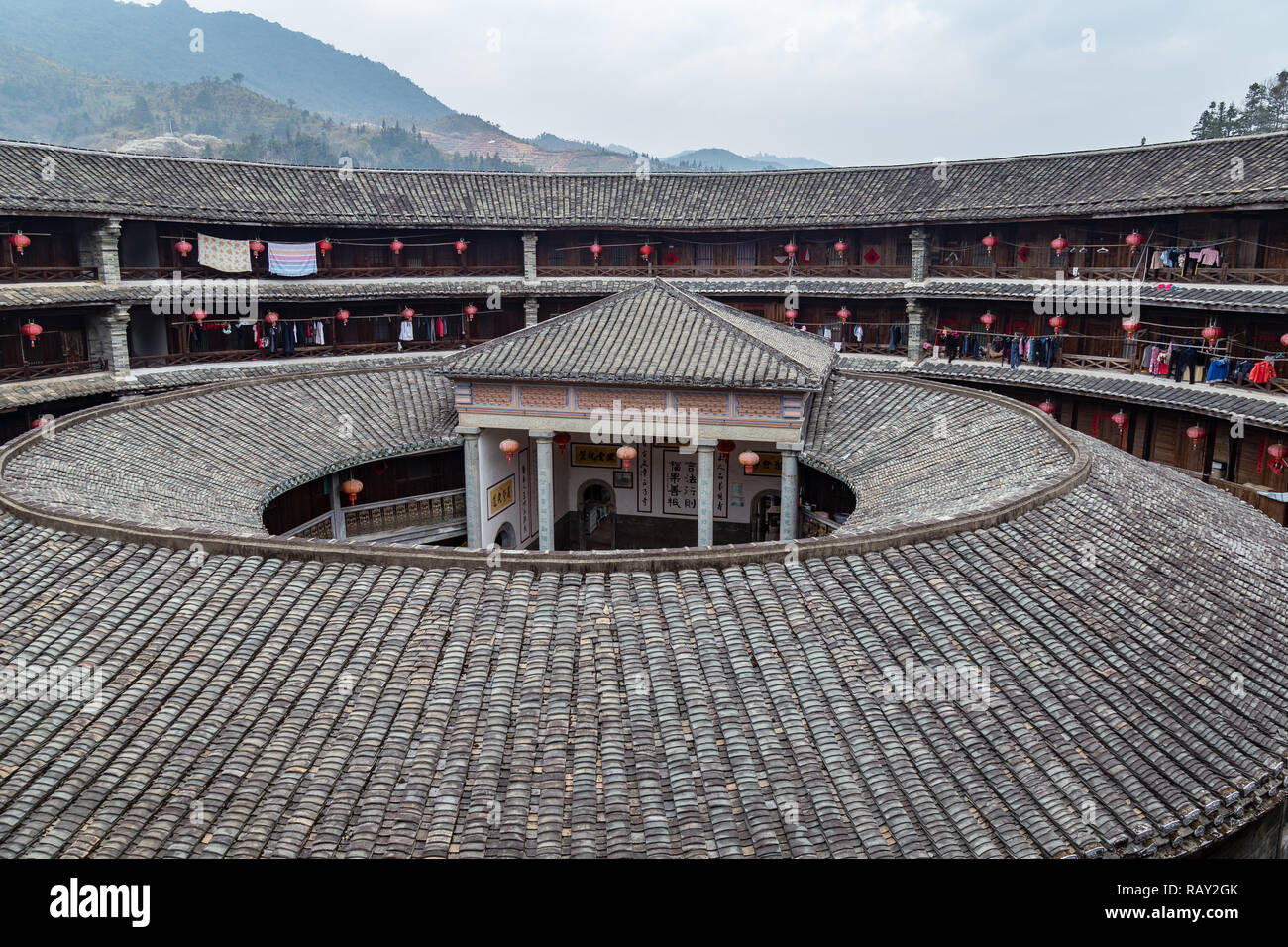 Hongkeng tulou cluster -Fotos und -Bildmaterial in hoher Auflösung – Alamy