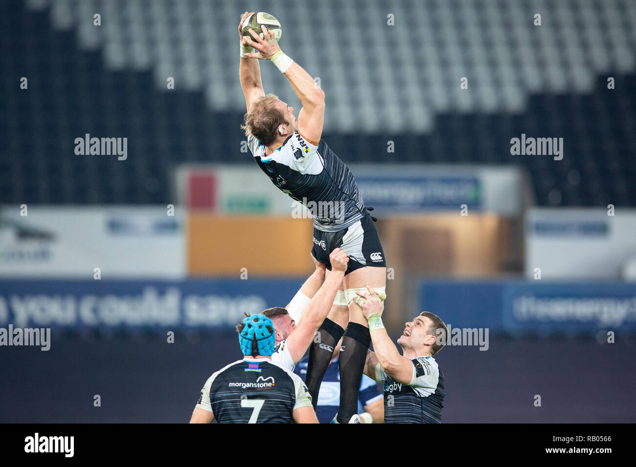 Fischadler lock Alun Wyn Jones nimmt die Kugel von einem im Guinness ...