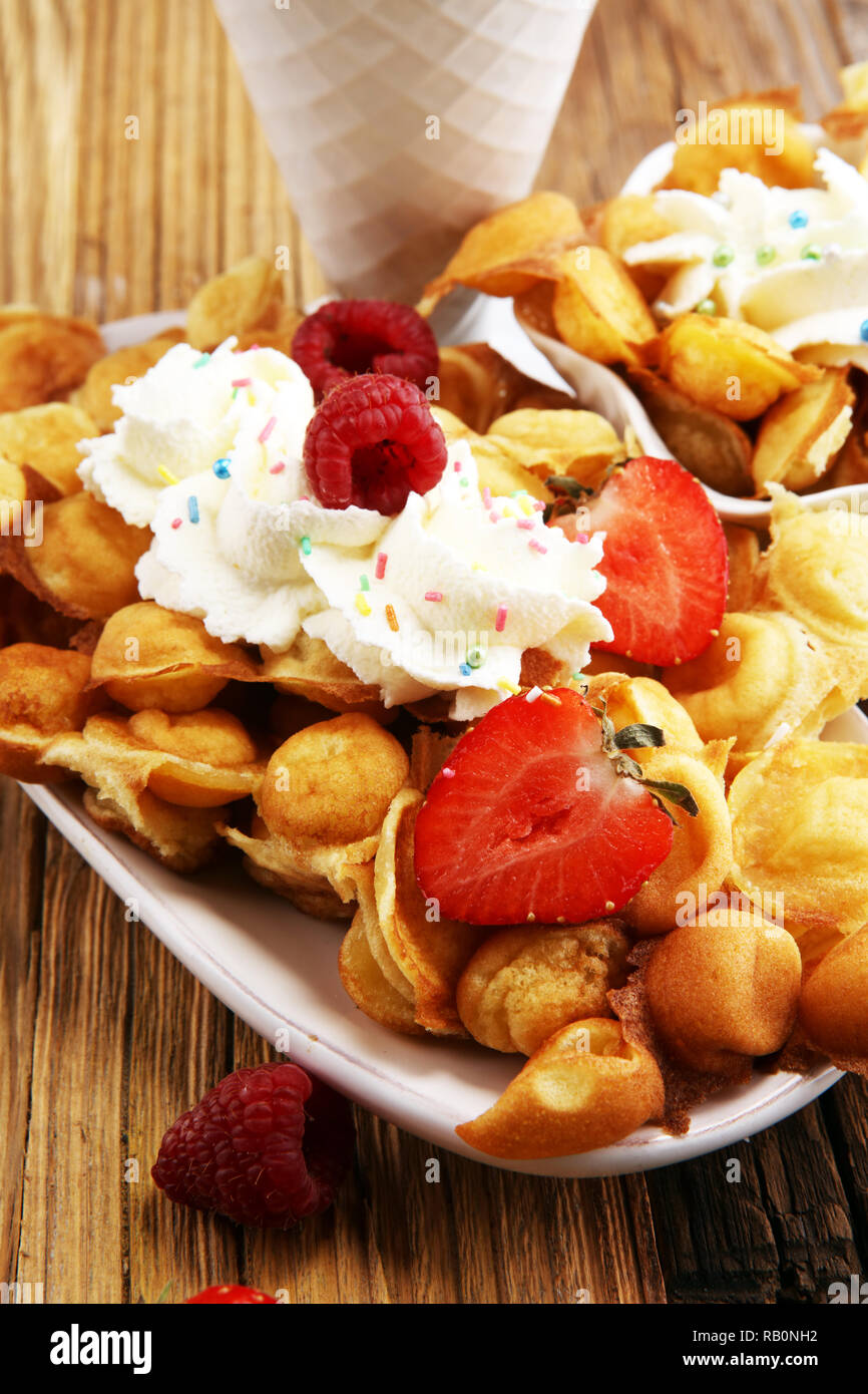 Bubble waffle ice cream -Fotos und -Bildmaterial in hoher Auflösung – Alamy