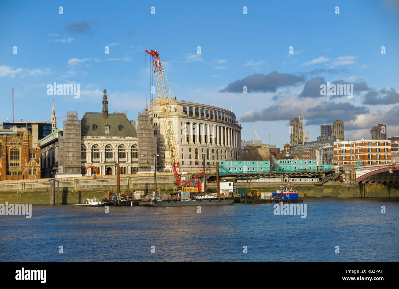 Krane auf die Blackfriars Bridge Vorland am Victoria Embankment, London ...
