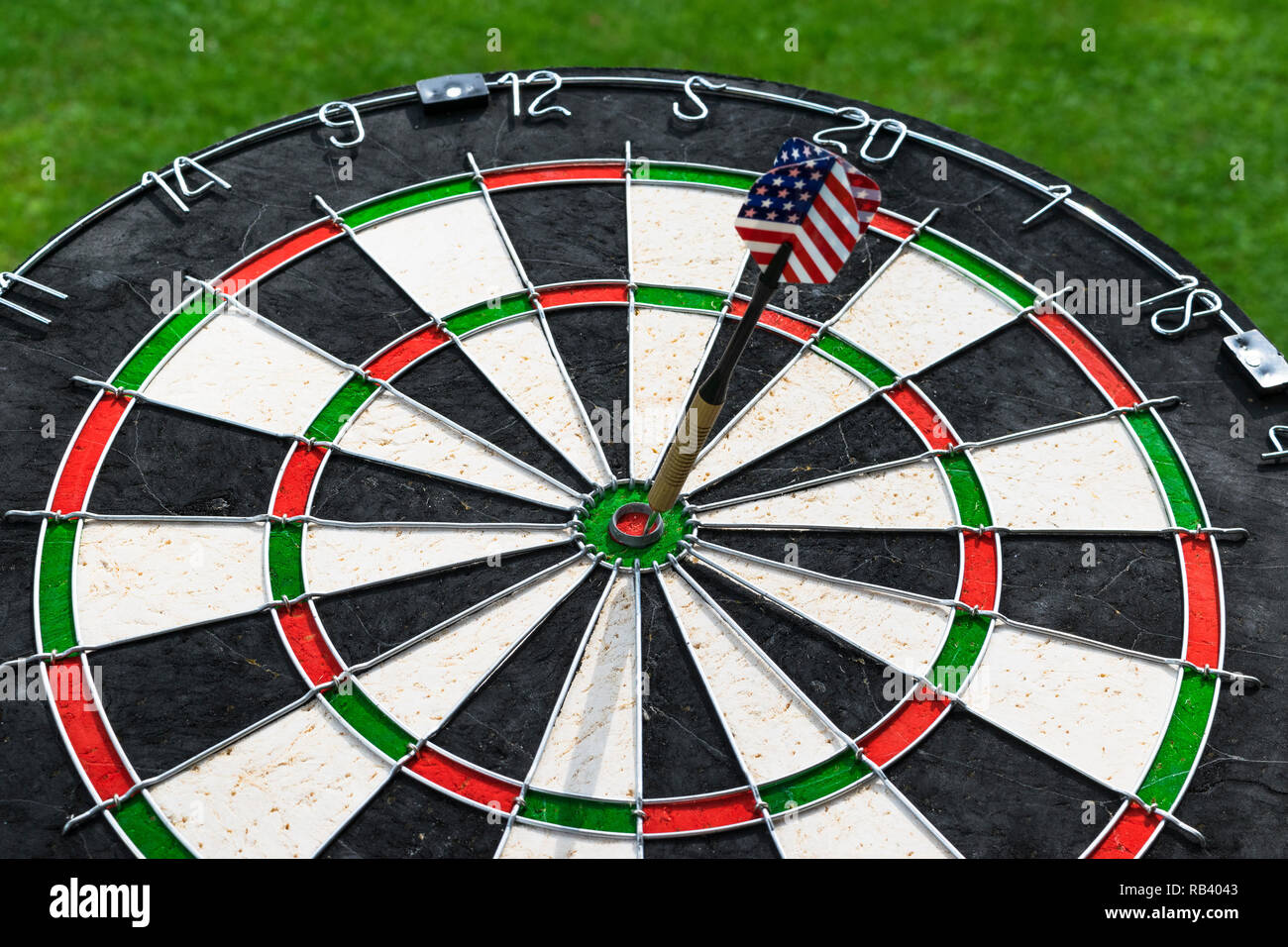 Metall Dart haben die red Bullseye auf eine Dartscheibe. Dart Spiel ...