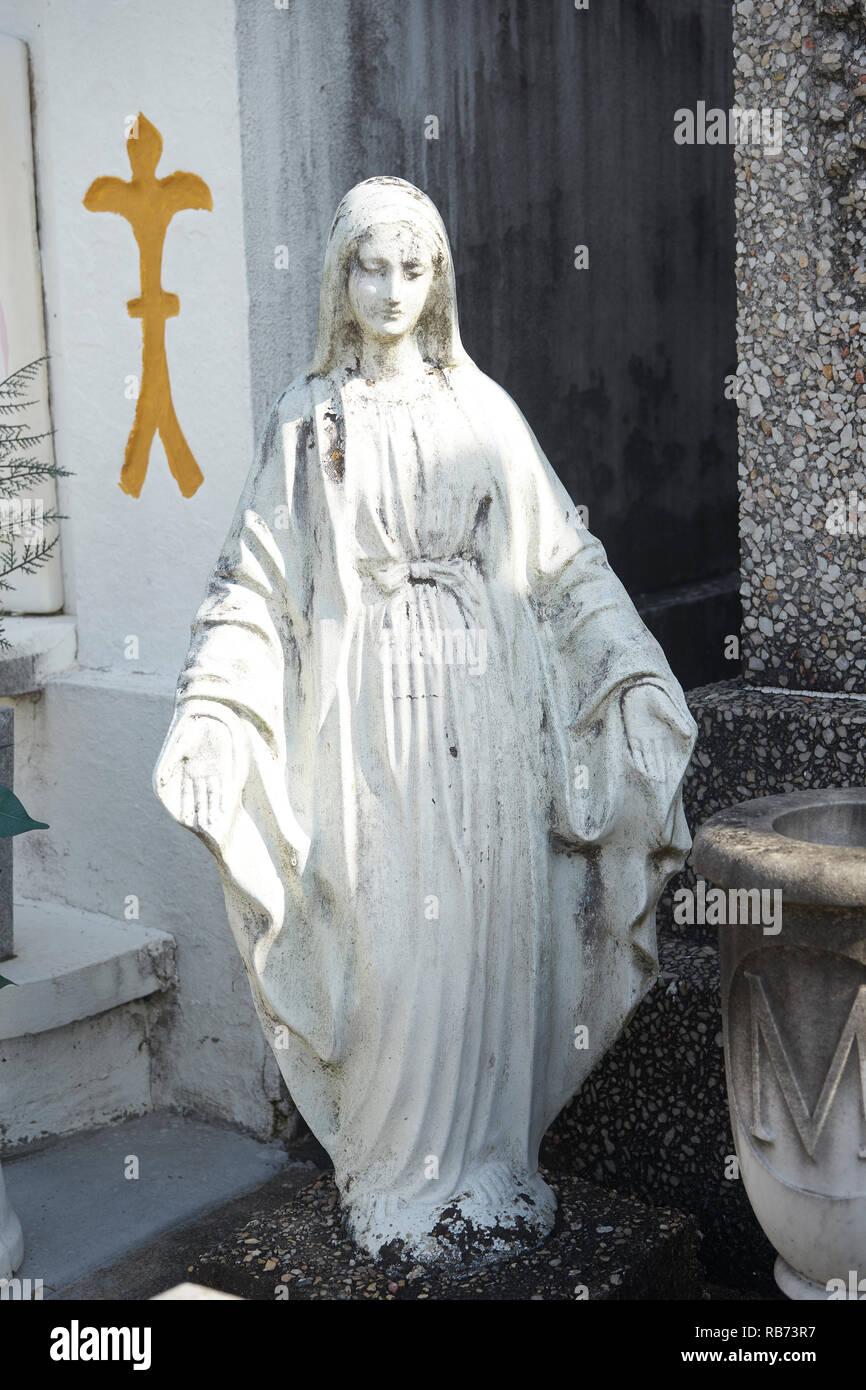 Mary statue tombstone cemetery -Fotos und -Bildmaterial in hoher ...