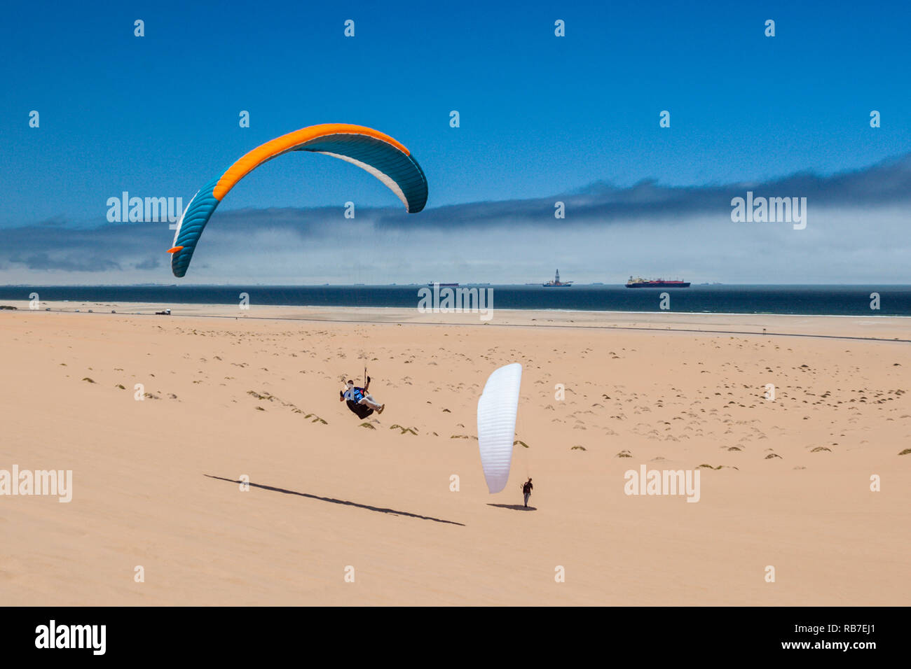 Paragliding über Dünen der Namib-Wüste, Long Beach, Swakopmund, Namibia ...