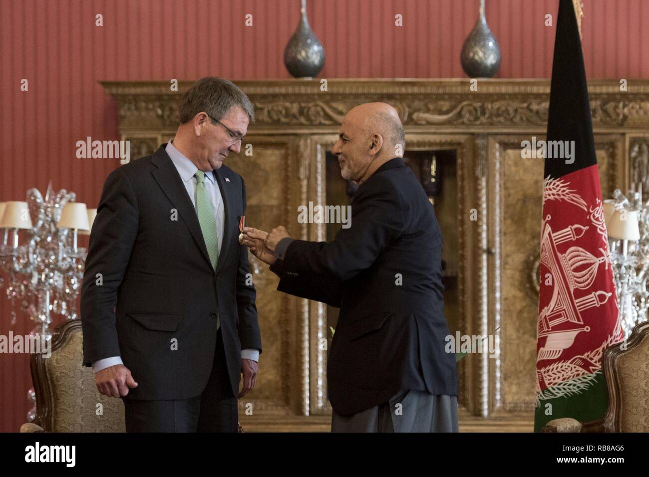 Verteidigungsminister Asche Carter ist der Amir Amanullah Khan Medaille ...