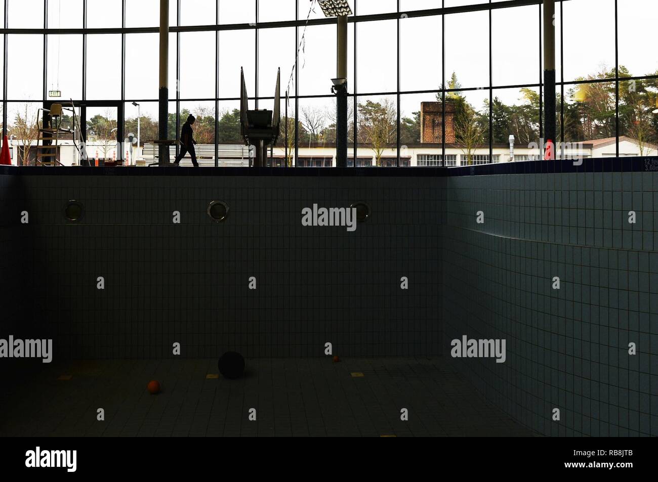 Sarah Alcarez, Ramstein Aquatic Center Direktor, Spaziergänge durch einen leeren Pool im Aquatic ...
