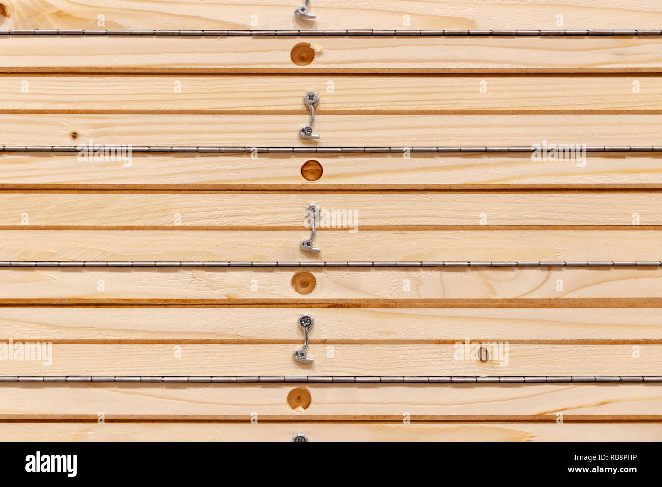 Baumaterial - Holzbohlen mit Scharnier Stockfotografie - Alamy