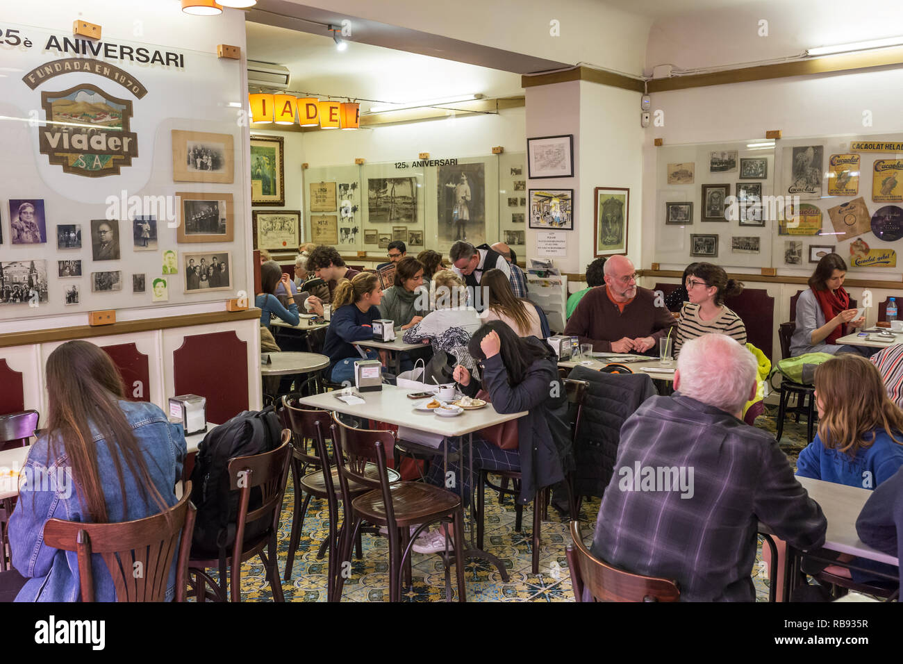 Traditional spanish cafe interior -Fotos und -Bildmaterial in hoher ...