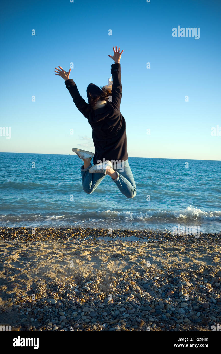 Frau springt in die wellen -Fotos und -Bildmaterial in hoher Auflösung ...