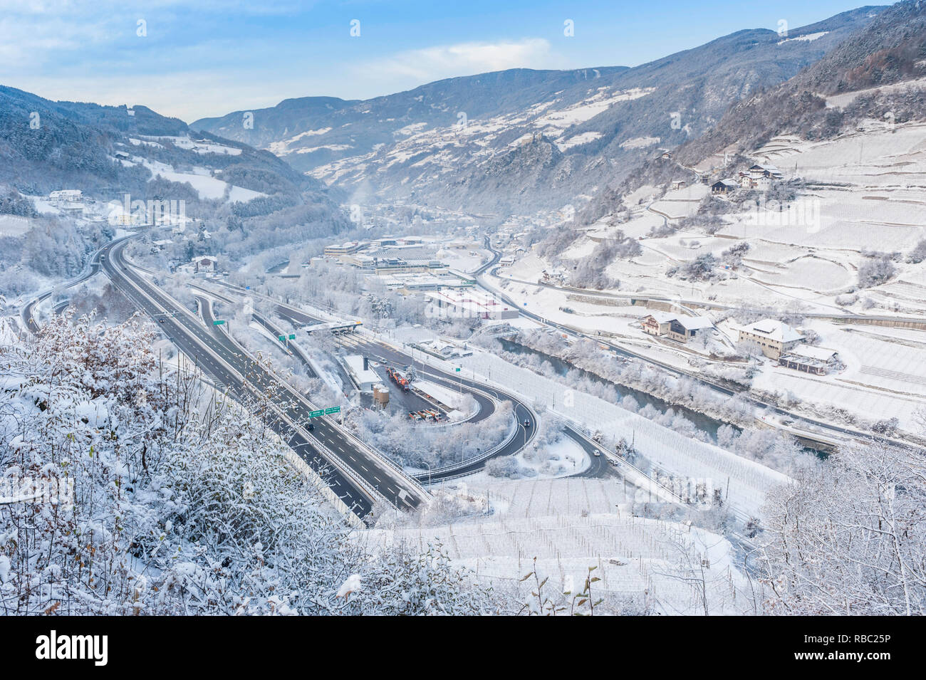 Autobahn schnee verkehr -Fotos und -Bildmaterial in hoher Auflösung – Alamy
