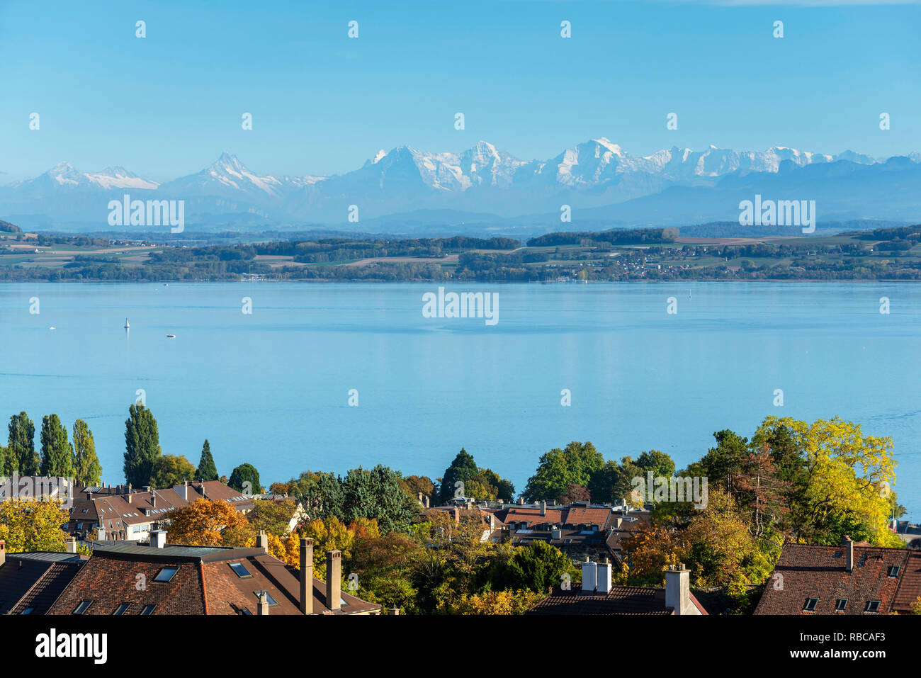 Neuenburg mit Lac de Neuchatel und Berner Alpen, Neuchatel, Schweiz ...