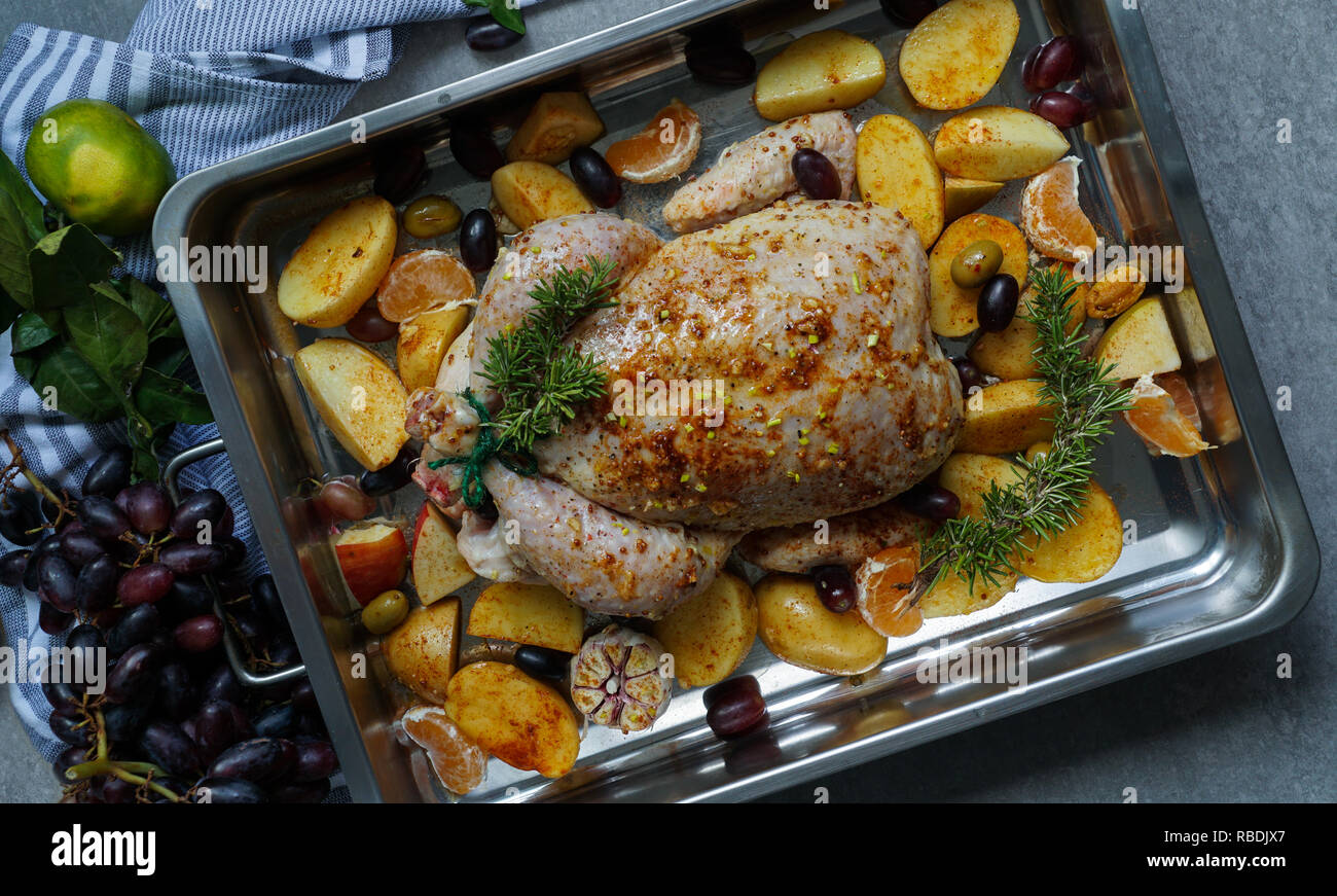 Gebackene Türkei oder saftiges Huhn mit goldenen knusprige Haut mit ...