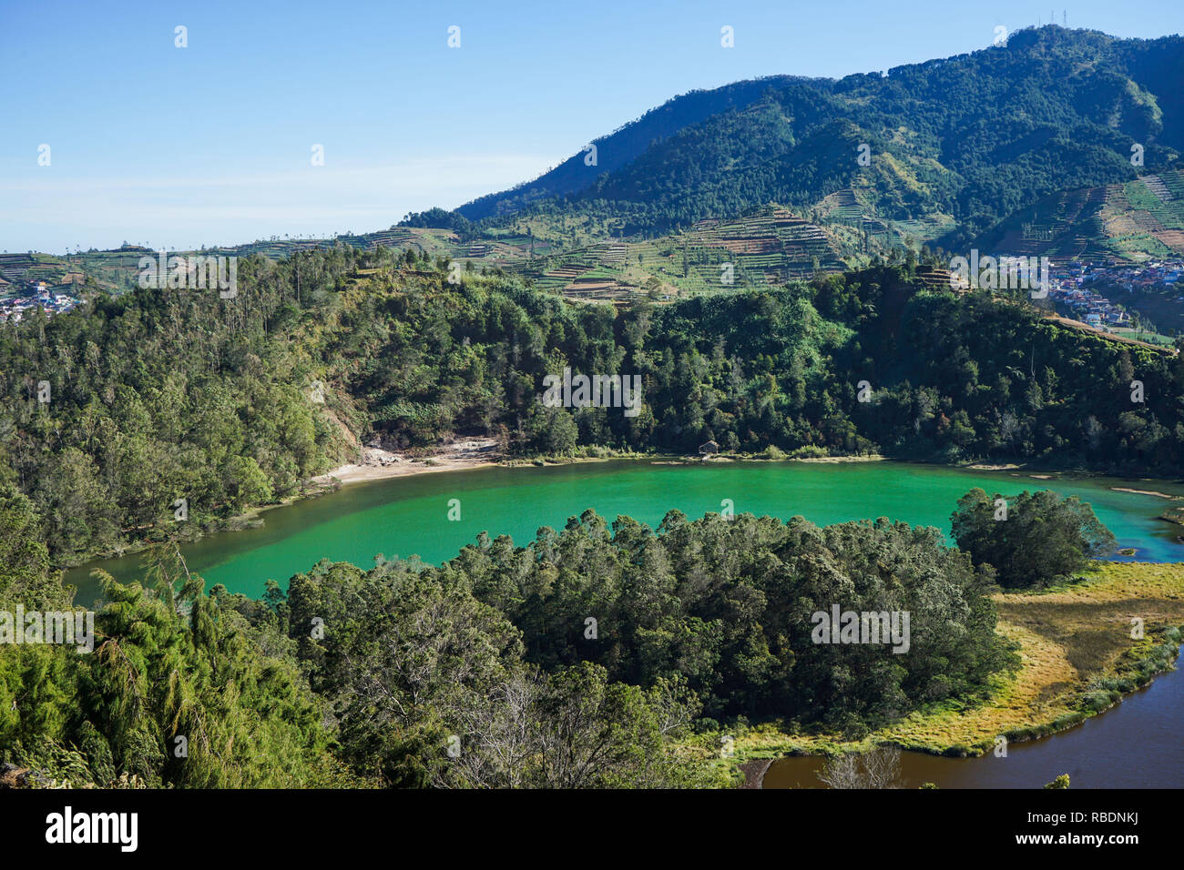 Telaga warna dieg -Fotos und -Bildmaterial in hoher Auflösung – Alamy