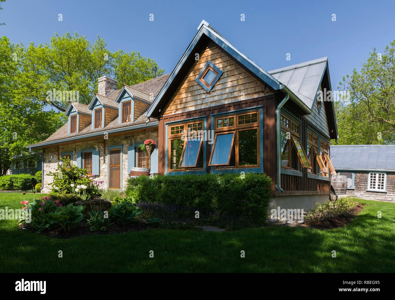 Alte ca. 1740 Canadiana fieldstone Cottage style home Fassade mit neuen ...