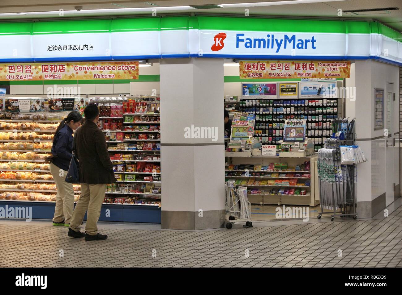 NARA, JAPAN - November 23, 2016: die Menschen besuchen FamilyMart ...
