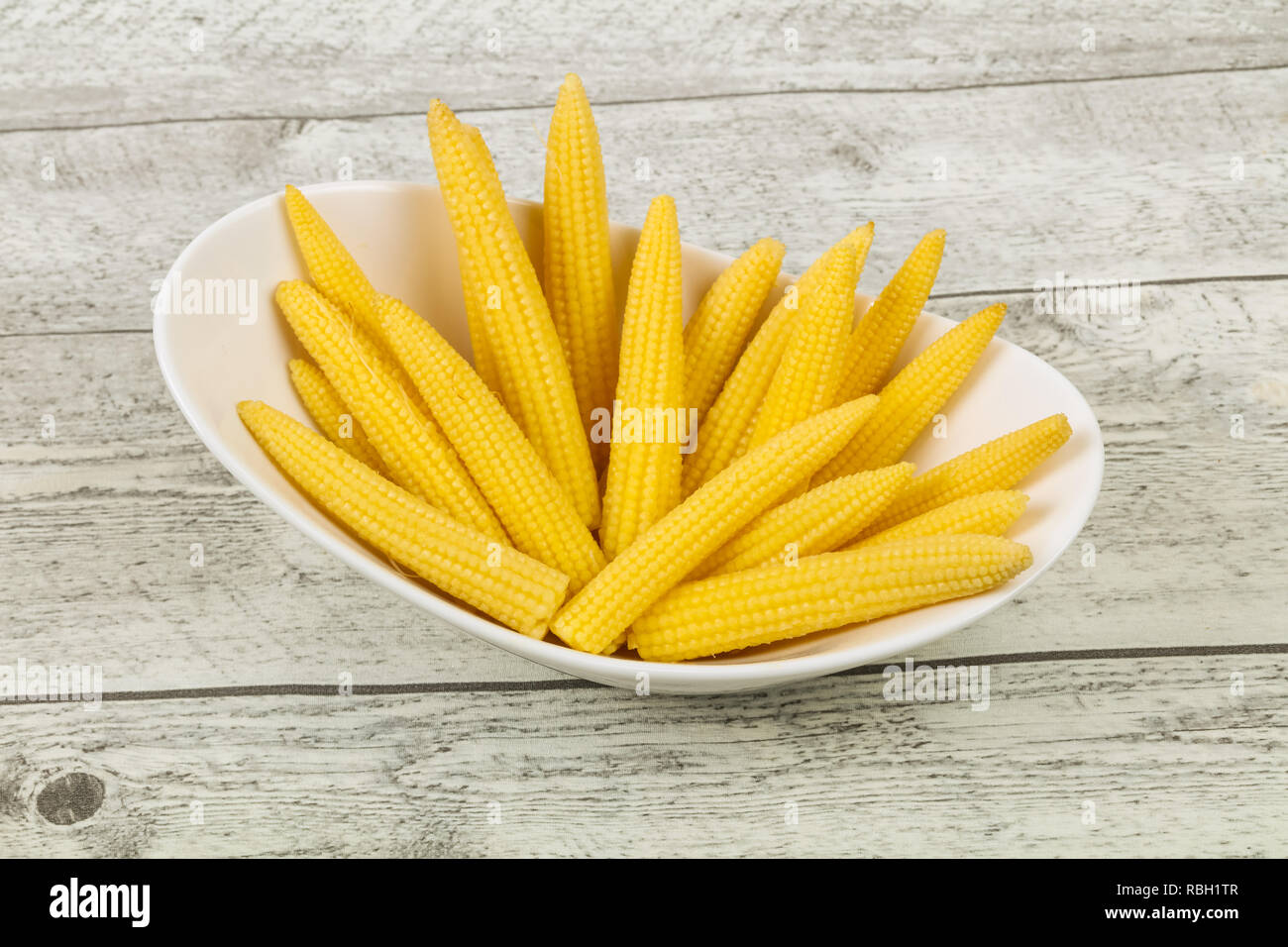 Gebeizt baby Mais in der Schüssel Stockfotografie - Alamy